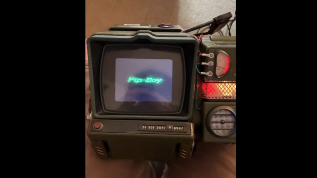 Falloutファンの父が『Fallout 76』を基に実用的なPip-Boyを自作！音楽再生、天気表示も可能な究極のガジェットが話題 – まぐもぐ